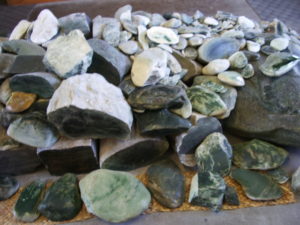 RawGreenstone via Wikimedia commons | 白くたなびく雲の下で