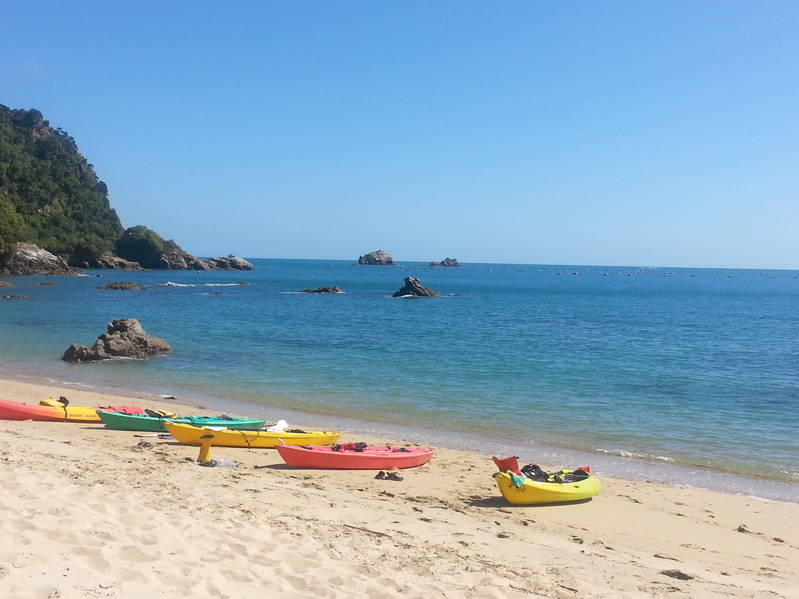 sea kayaking around tata Islands | 白くたなびく雲の下で