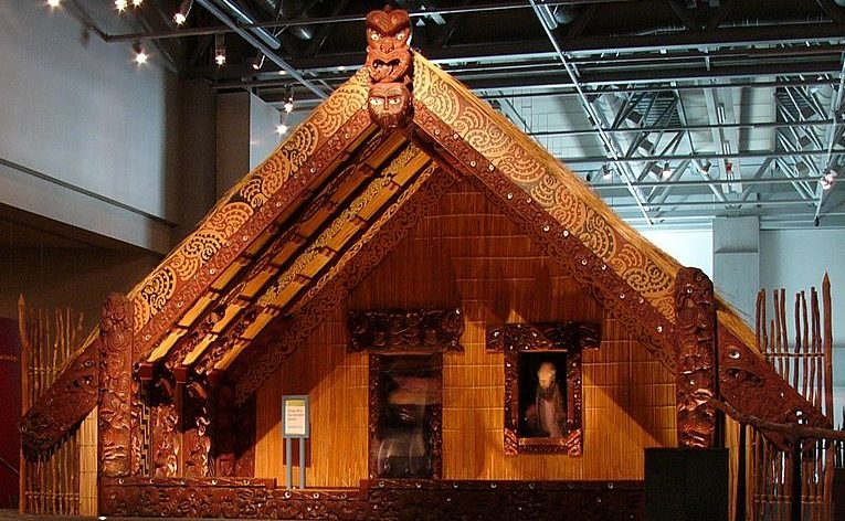 Wharenui_in_Te_Papa_museum | 白くたなびく雲の下で